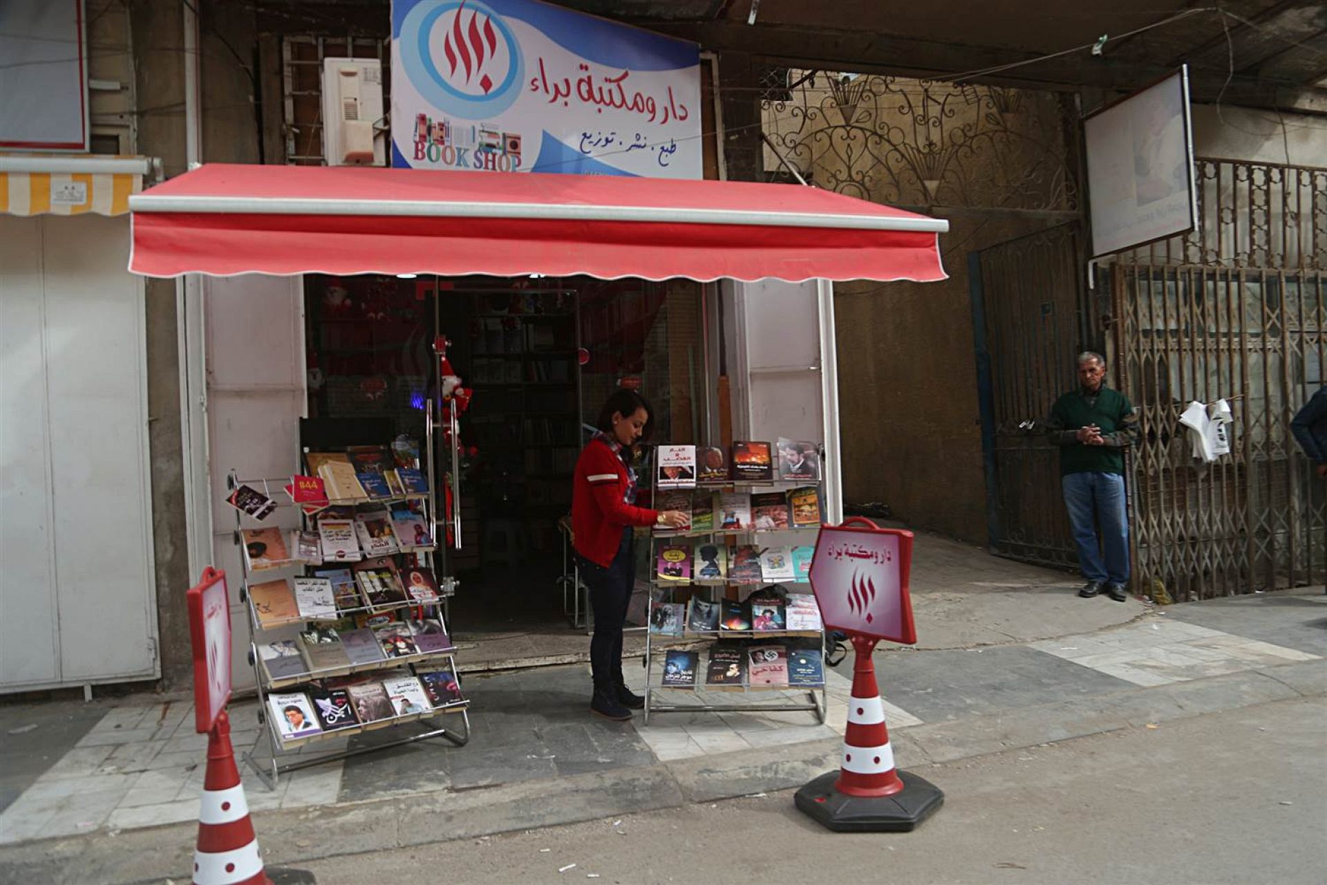 Baghdad’s first female bookseller breaks barriers | Euronews