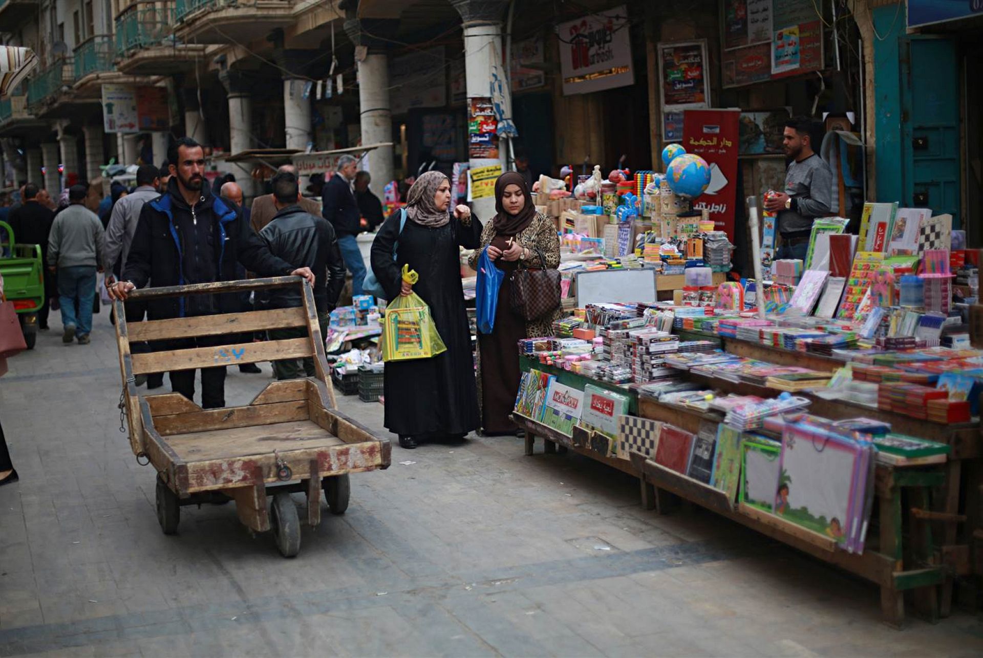 Baghdad’s first female bookseller breaks barriers | Euronews