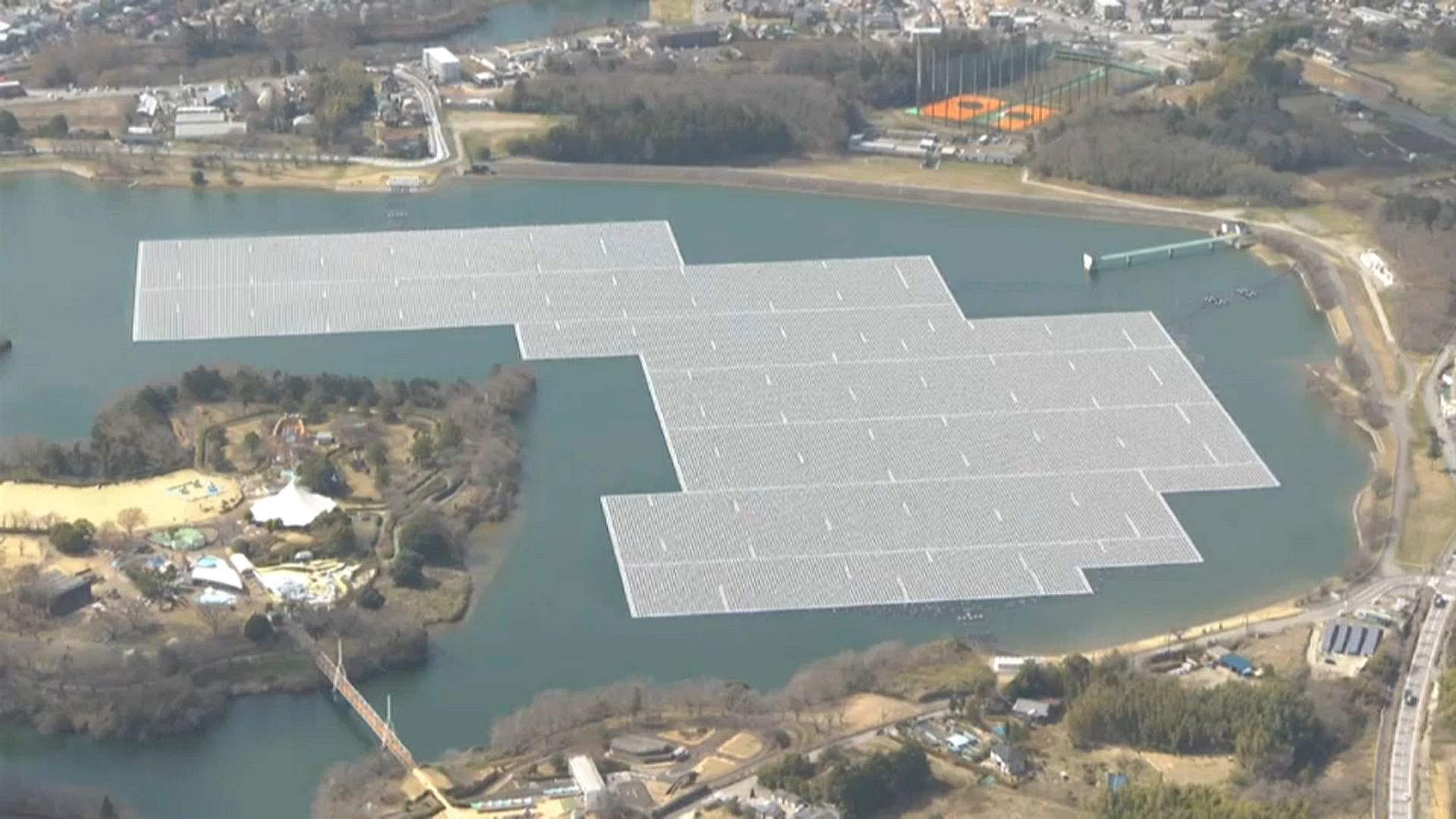 Making a splash: Japan's floating solar panels | Euronews