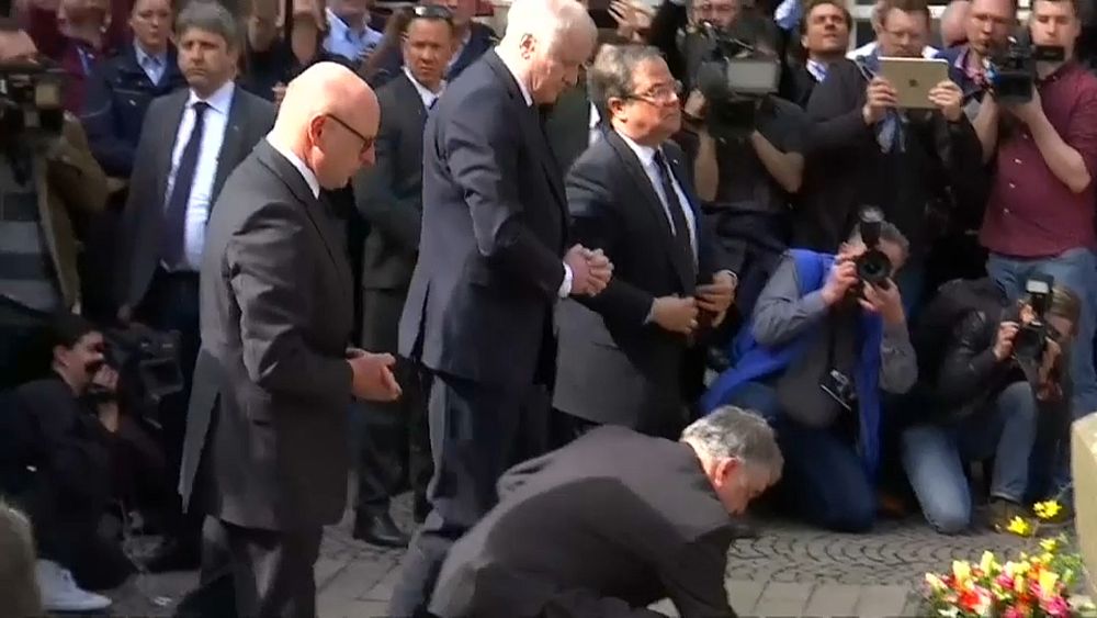 VIDEO : German interior minister pays respects at scene of Muenster ...