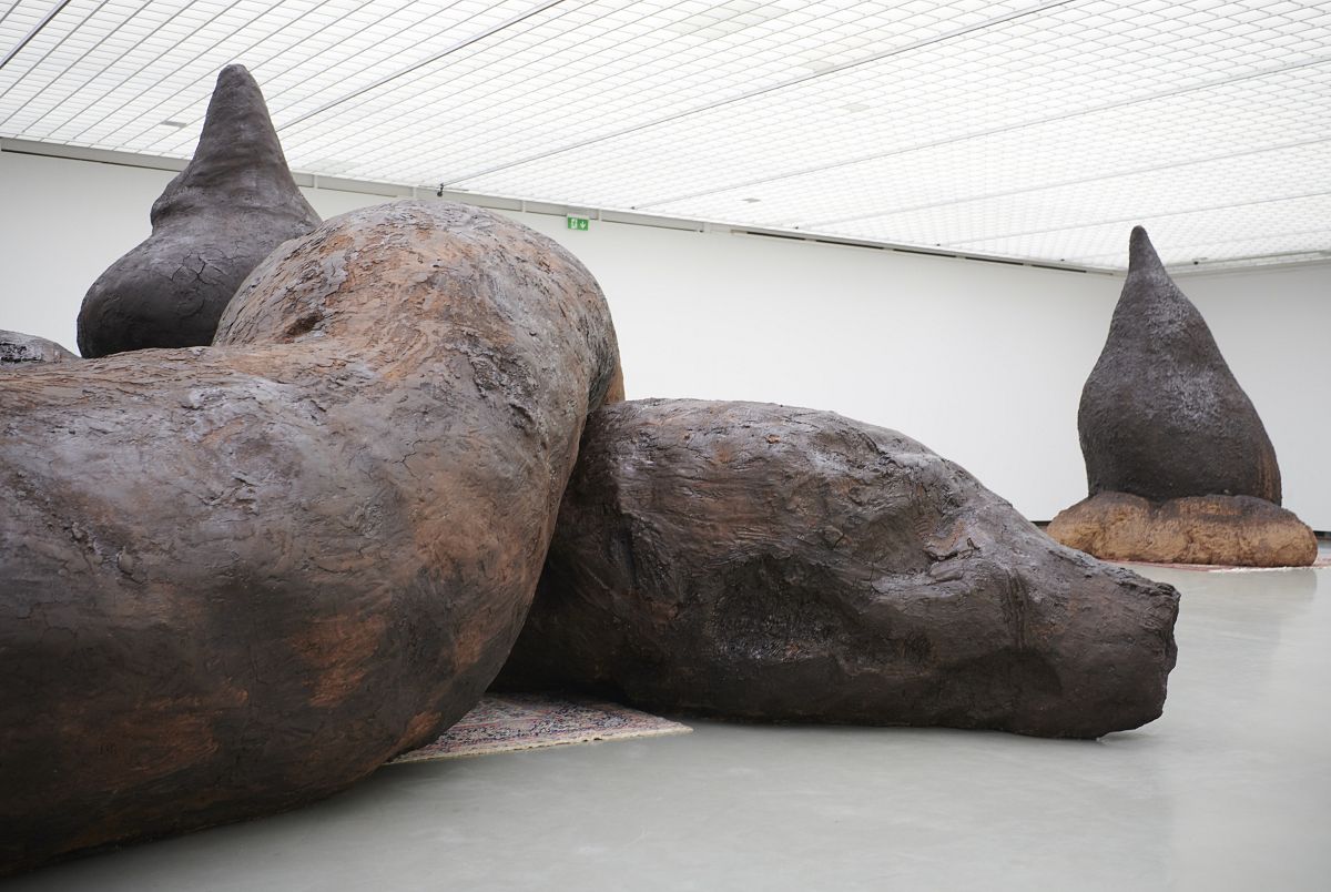 These giant poo sculptures prove 'contemporary art is not s***' | Euronews