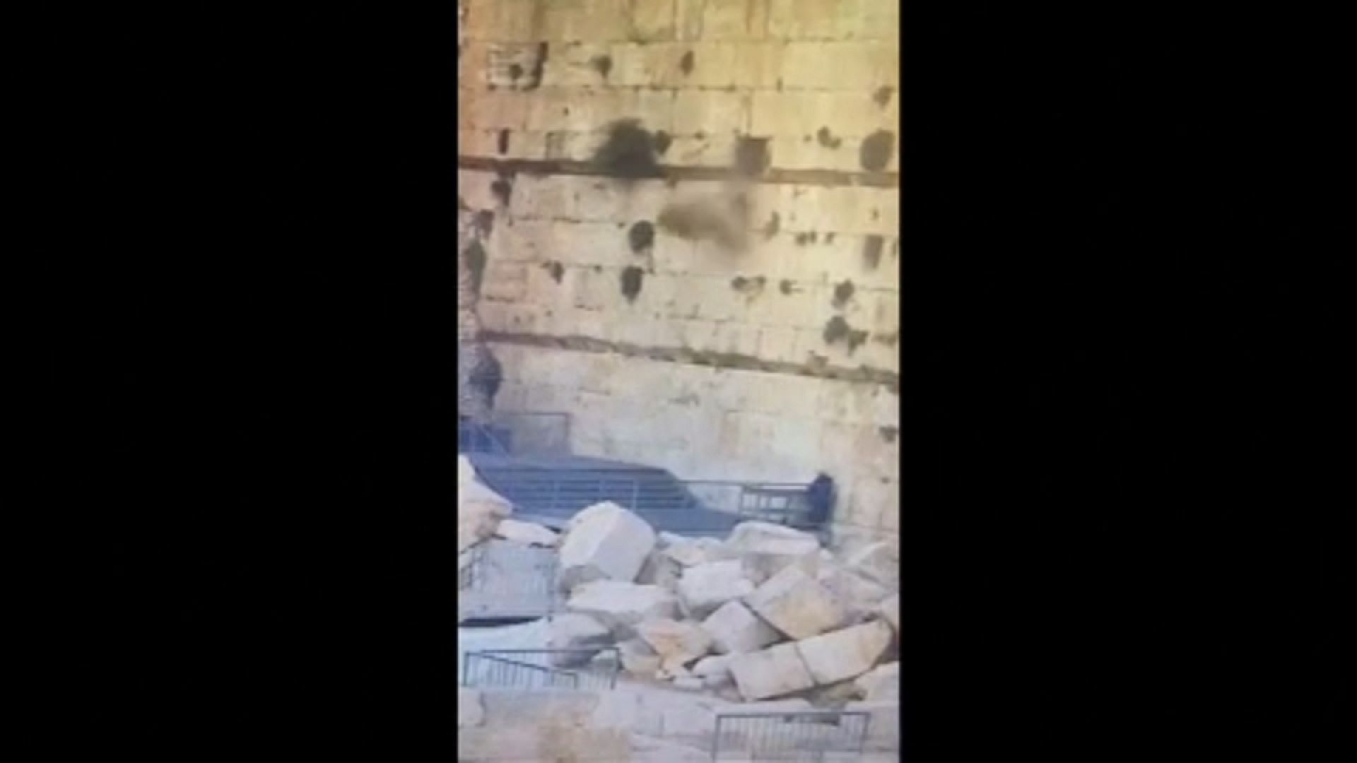 Video. Block falls from Jerusalem's Western Wall, narrowly missing ...