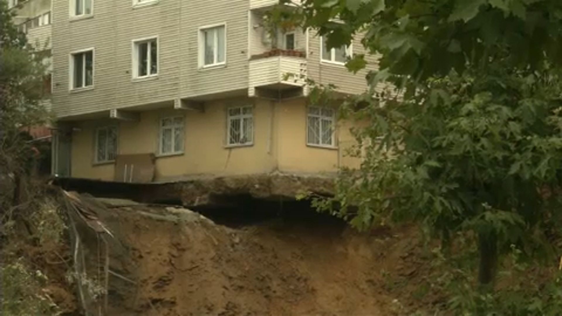 Video. Watch: a four-storey building collapse after a landslide | Euronews
