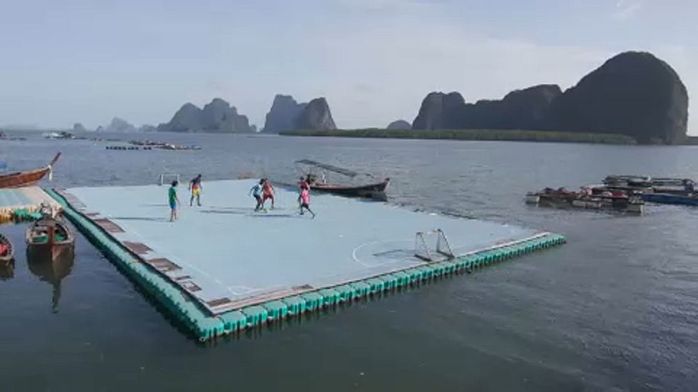 VIDEO : Thailand's floating football pitch | Euronews