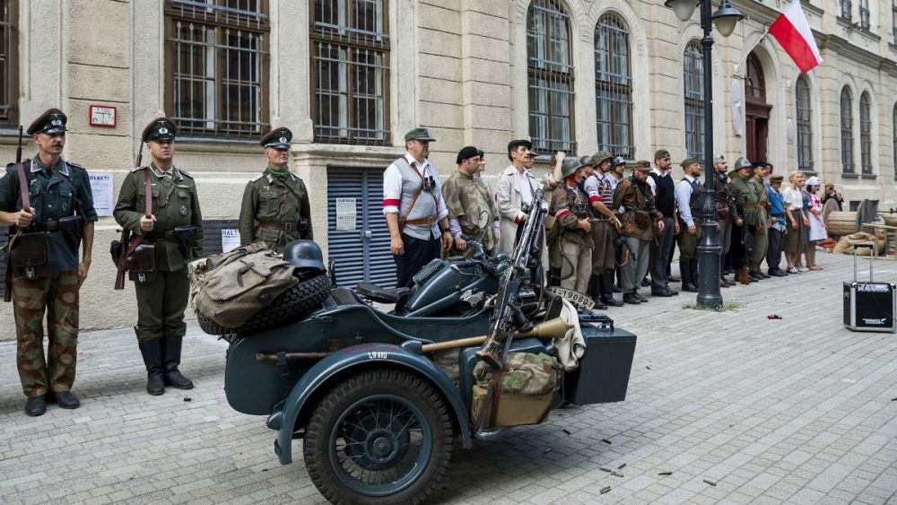 Video: Anniversary reconstruction of WW2 Warsaw uprising in Budapest ...