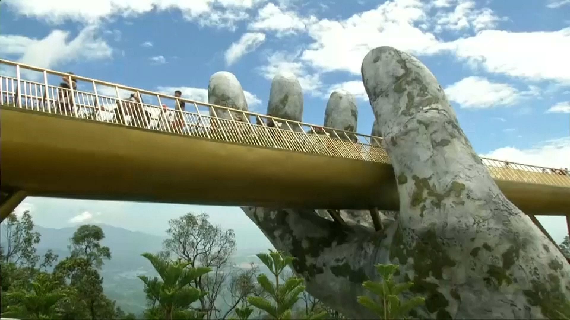 Vietnam: Giant hand bridge attracts the tourists | Euronews