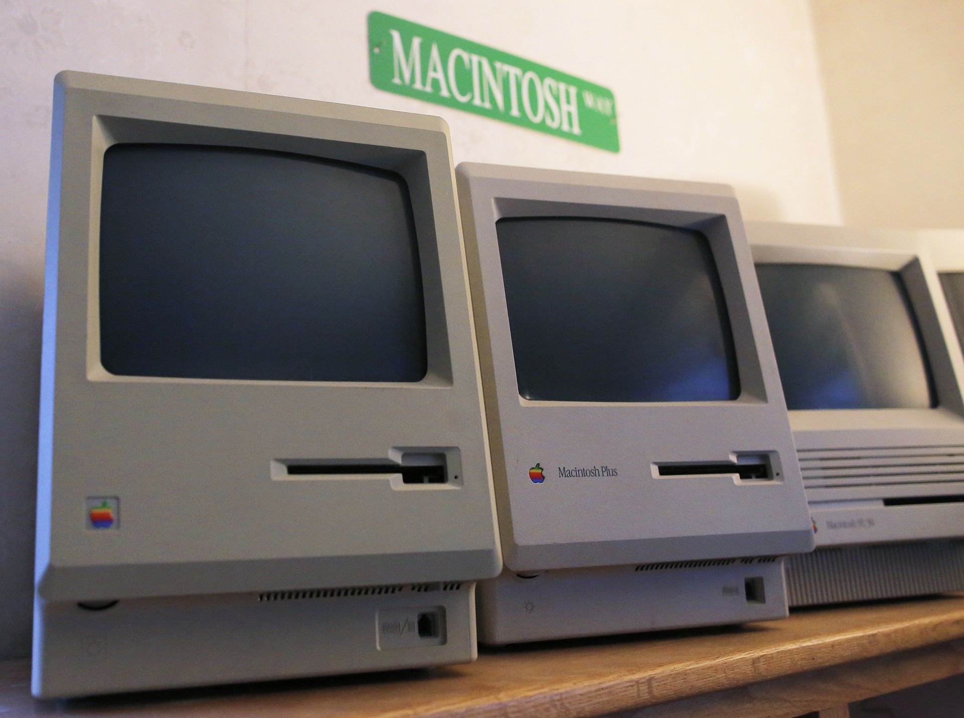 Apple becomes world's first public company worth $1 trillion | Euronews