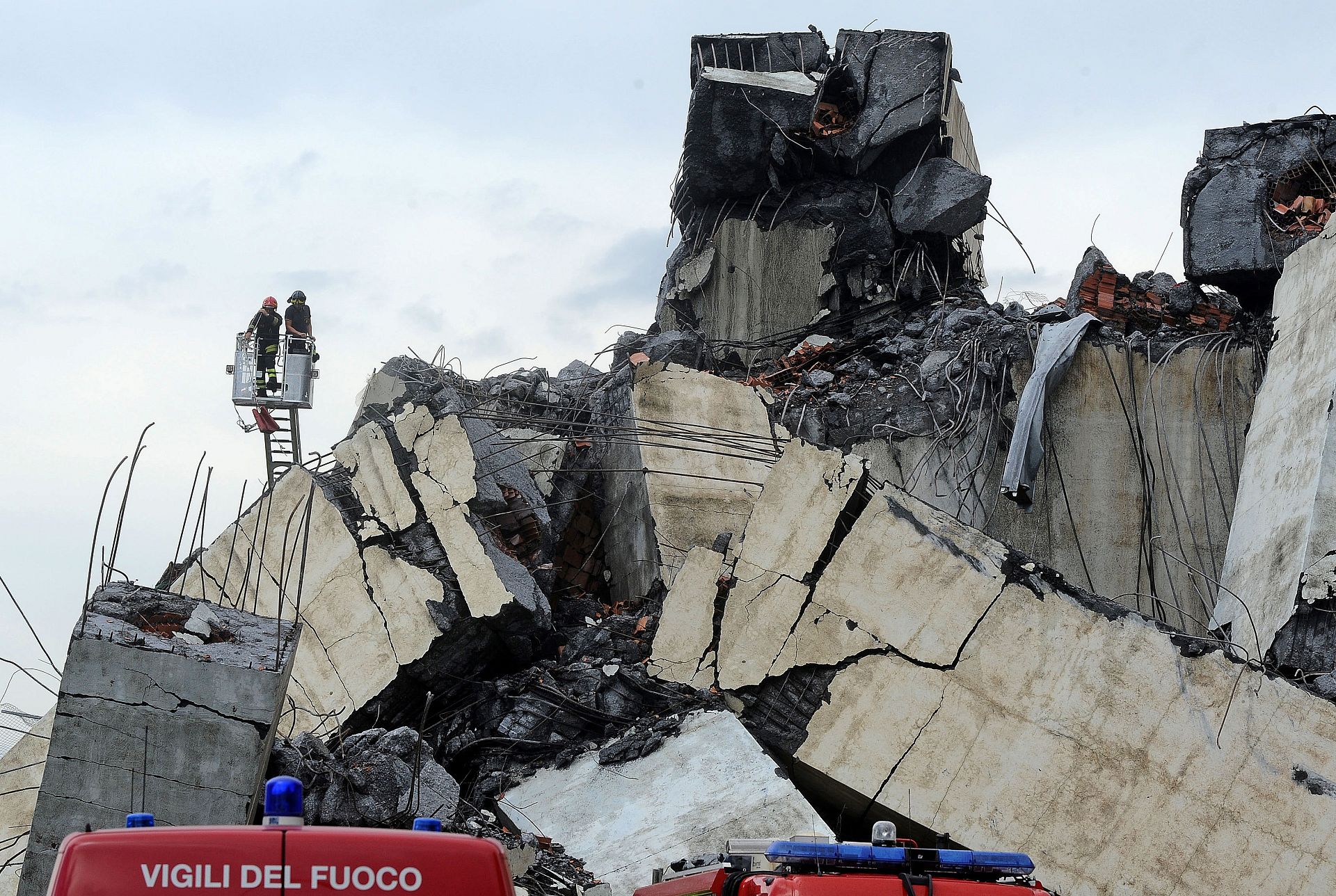 Italy bridge: Pictures, videos from Genoa motorway collapse | Euronews