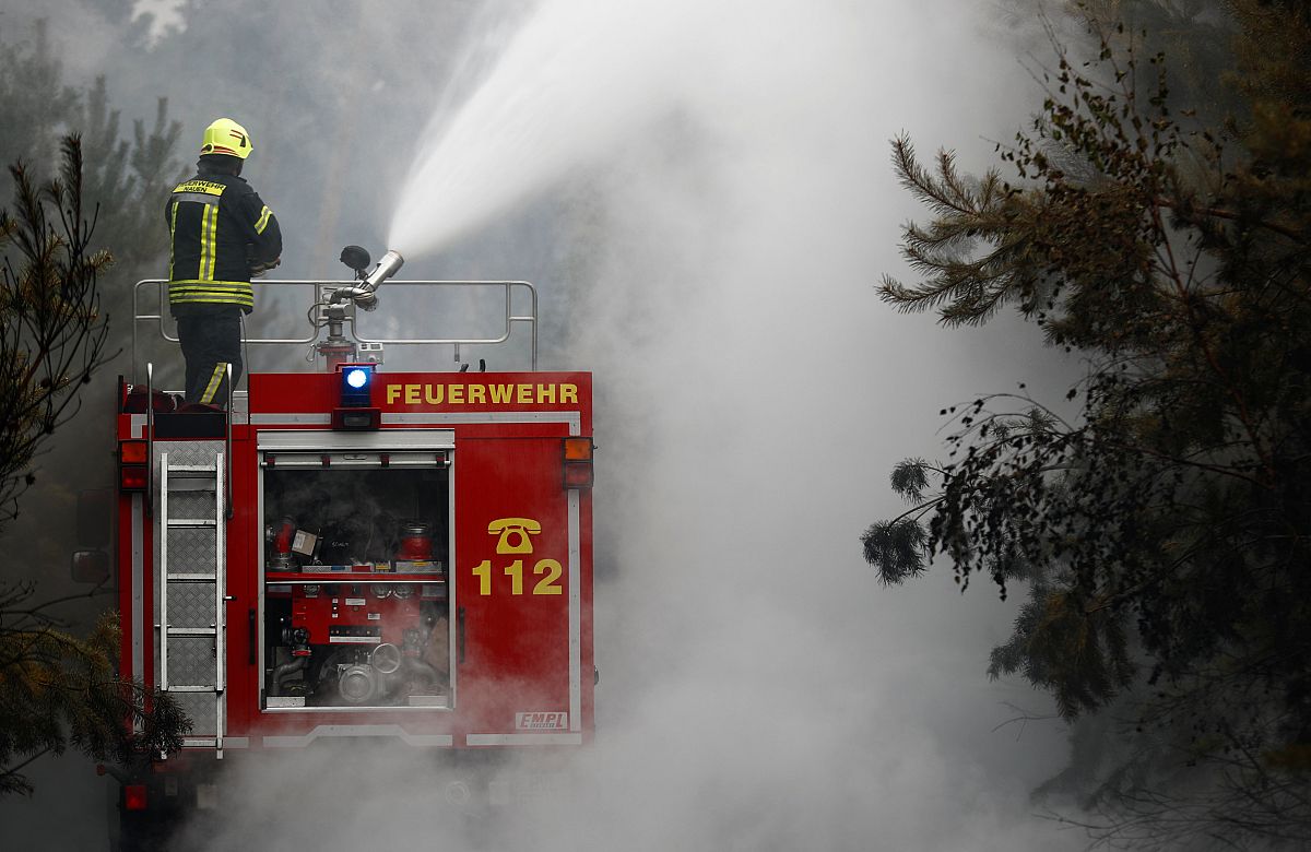 In pictures: Hundreds evacuated near Berlin as forest fire threatens ...