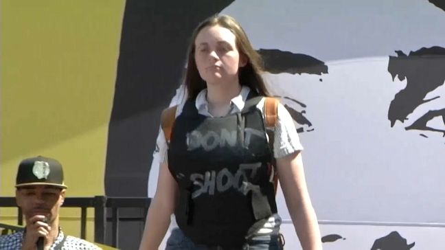 VIDEO : Gun control school fashion show | Euronews