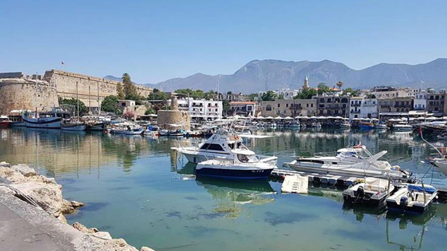 Ανεκτίμητης αξίας εικόνες σαπίζουν στο Κάστρο της Κερύνειας | Euronews