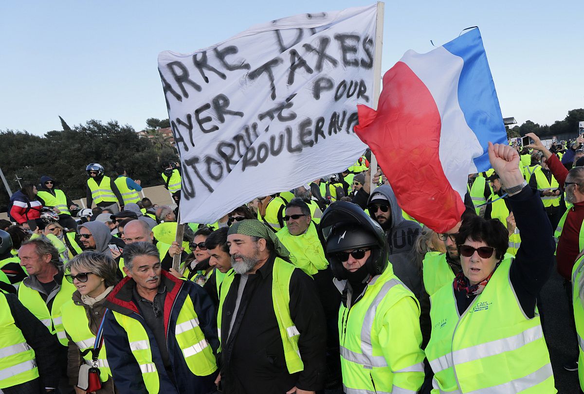 Yellow block road: France’s fuel price protests in pictures | Euronews