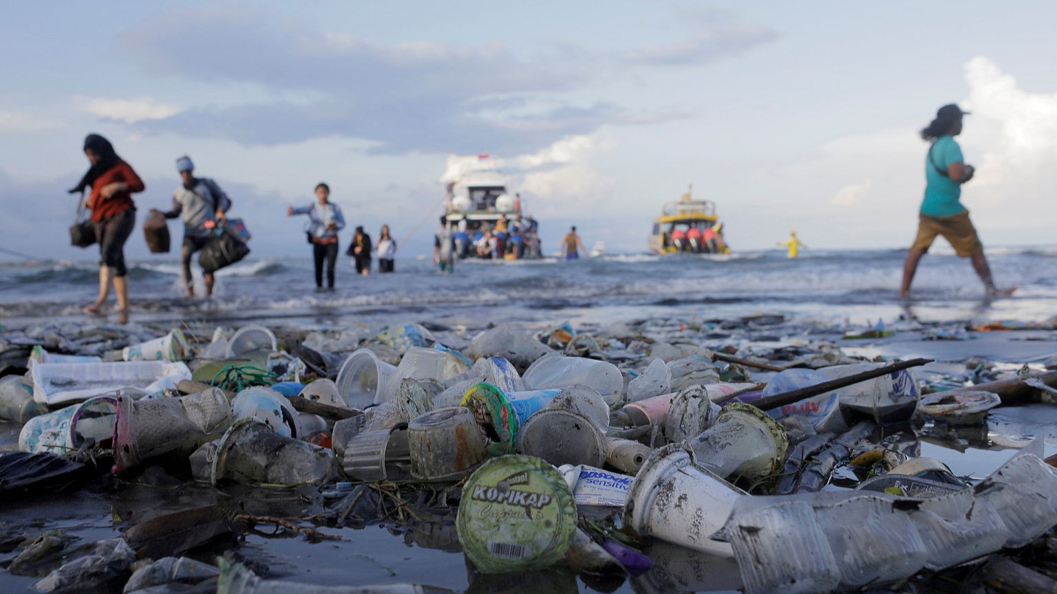 EU reaches agreement on single-use plastic ban | Euronews