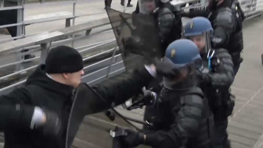 Gelbe Westen: Boxer stellt sich der Polizei | Euronews