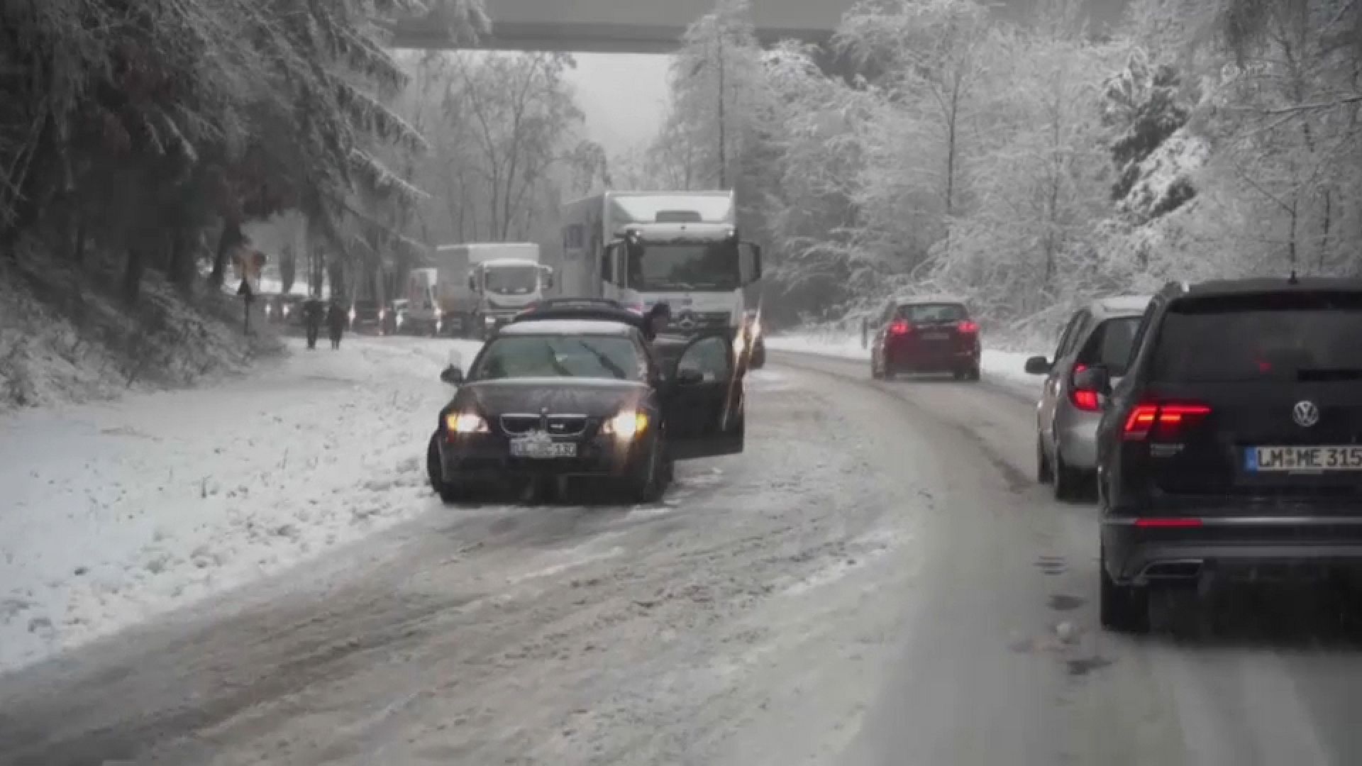 Heavy snowfall causes chaos on roads in southwest Germany | Euronews