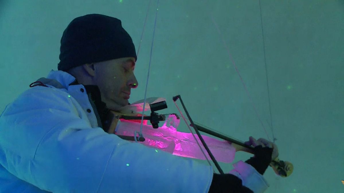 Konzertbesuch auf Skiern: Tim Linhart baut Instrumente aus Eis und gibt ...