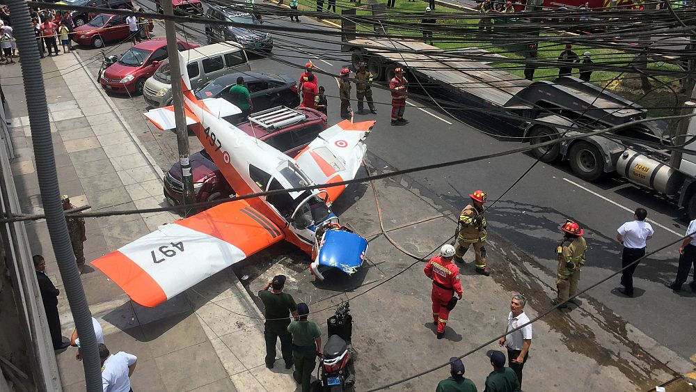 VIDEO : Plane crashes onto street in Lima scares Peruvian pedestrians ...