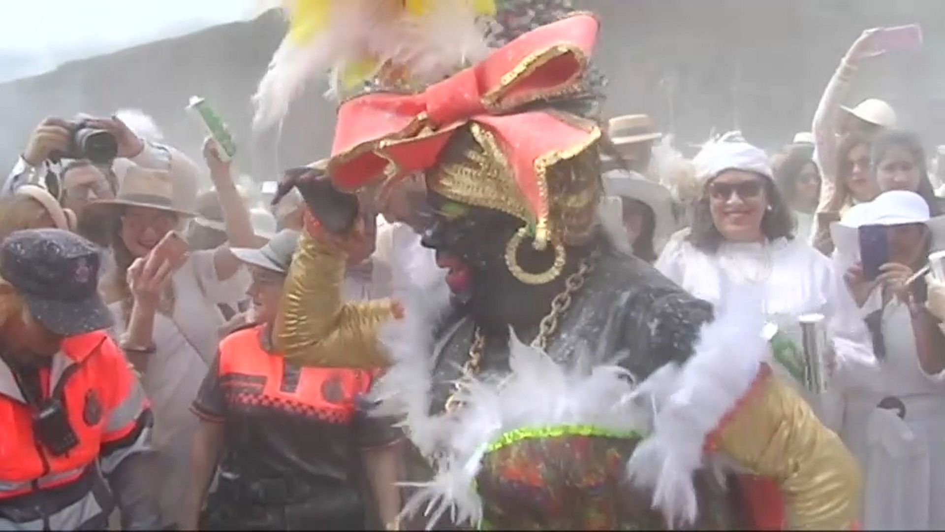 Batalla de polvos de talco en la fiesta de Los Indianos de La Palma ...