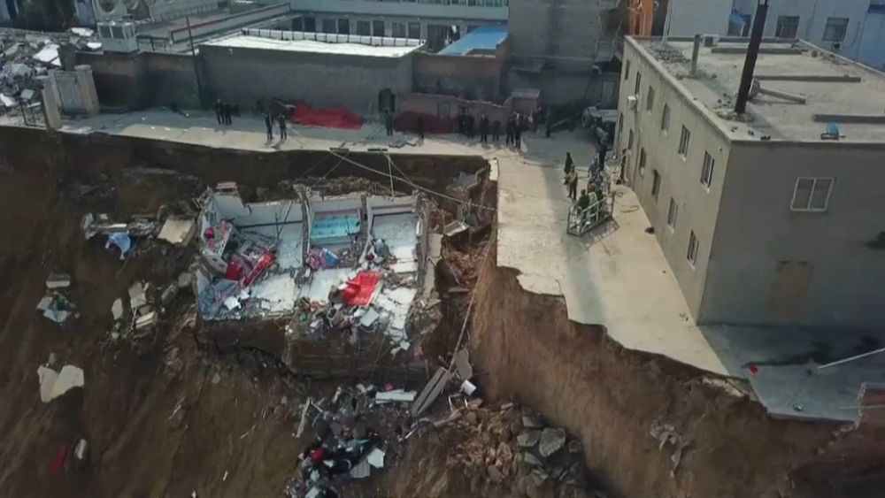 VIDEO : Death toll rises to 15 in north China building collapse | Euronews