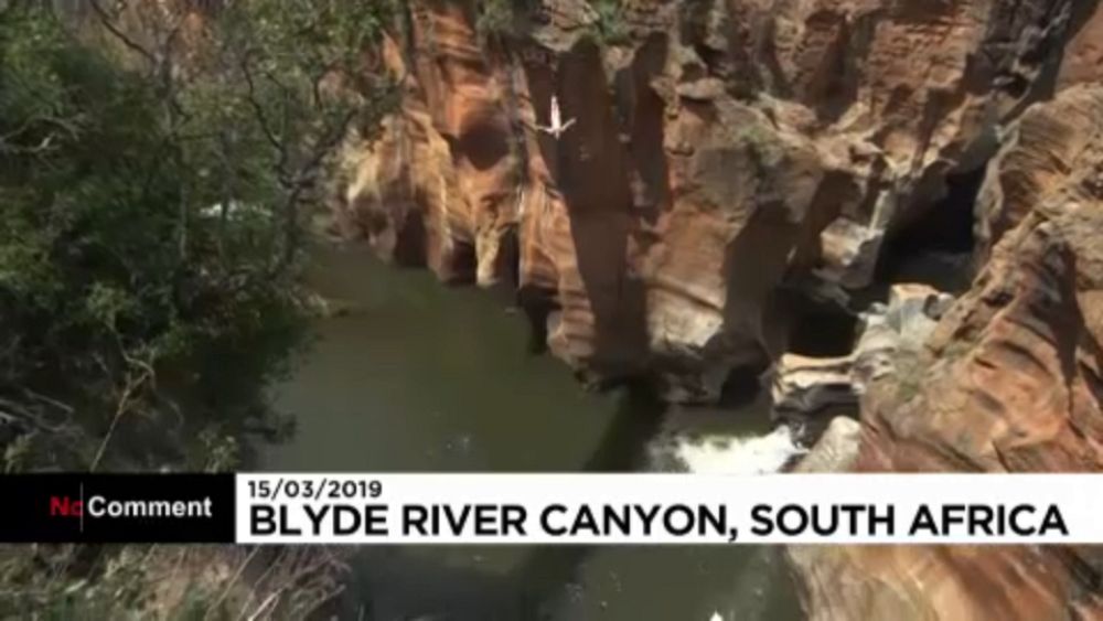 VIDEO : Champion cliff divers enjoy incredible South African scenery ...