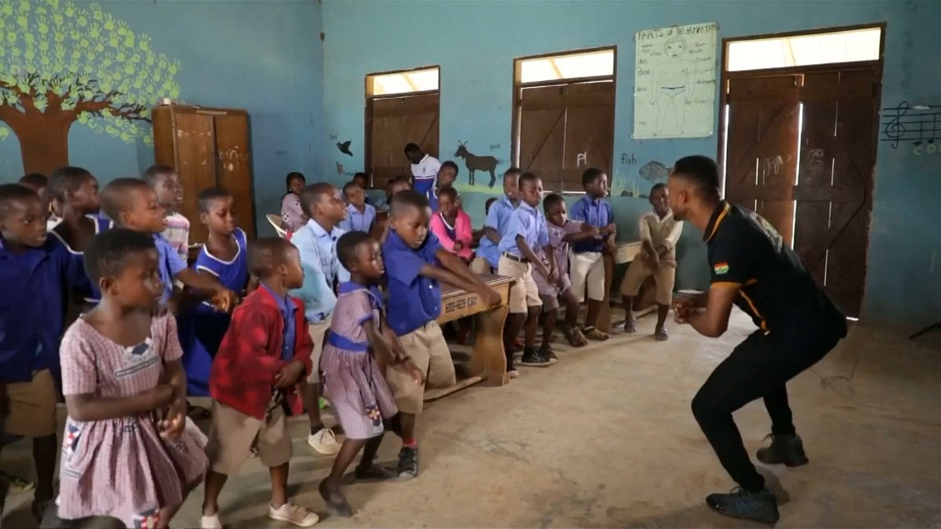 Video. Ghanaian teacher uses dance to make learning easier | Euronews