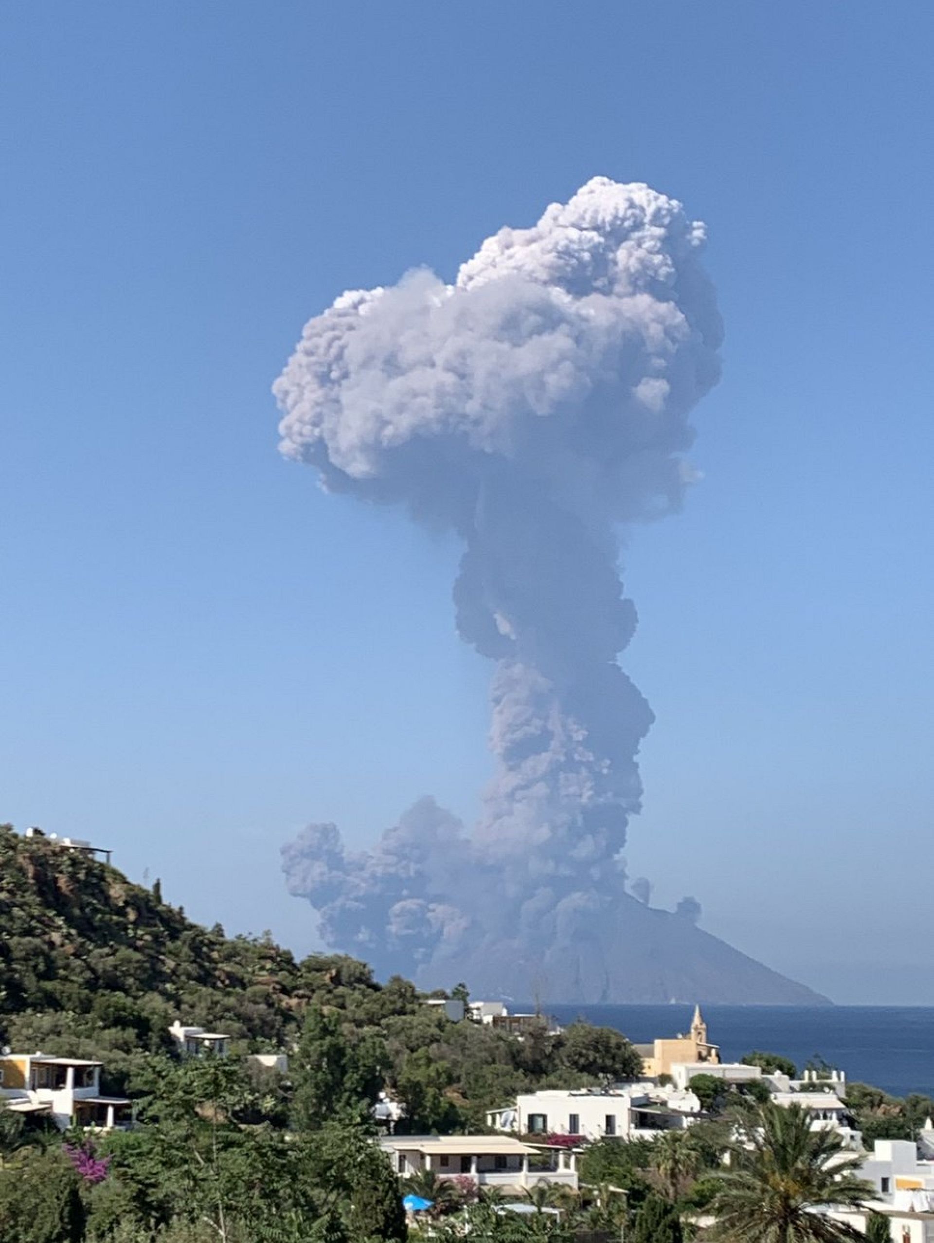 Italy volcano: eruption on island of Stromboli, evacuations begin ...
