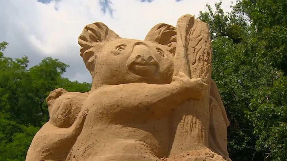 Pop up sculpture exhibit pays tribute to endangered species | Euronews