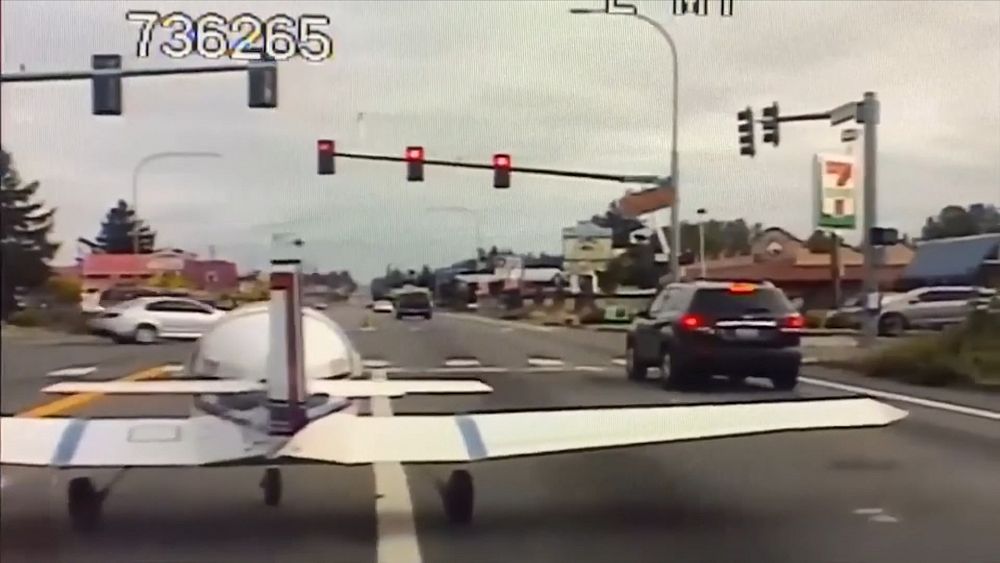 VIDEO : Small plane lands on road in Washington state | Euronews