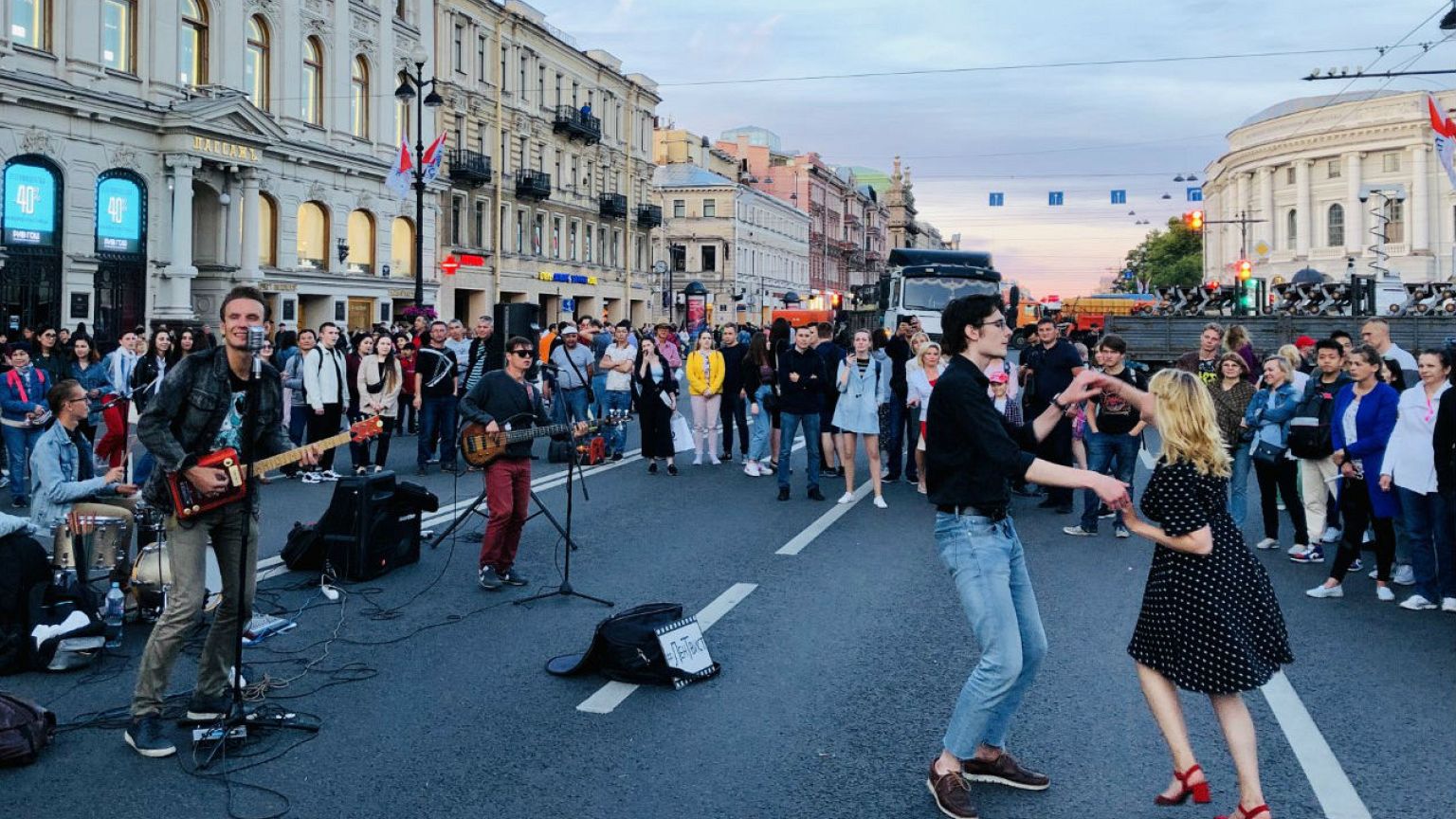 Ruslar St. Petersburg’un 'beyaz geceleri'nde ne yapıyor? | Euronews
