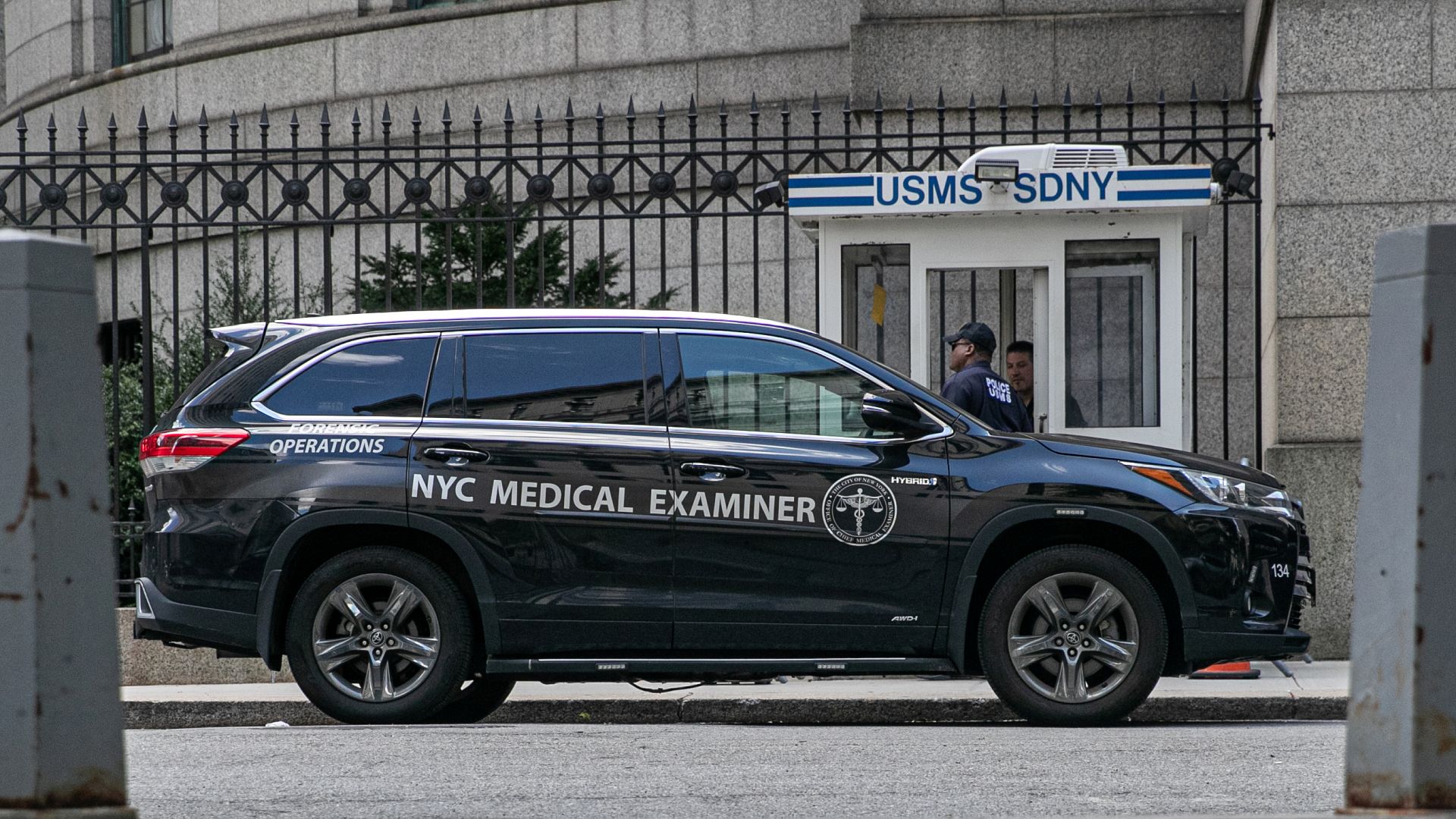 Θεωρίες συνωμοσίας και έρευνα του FBI για το θάνατο του Επστάιν | Euronews