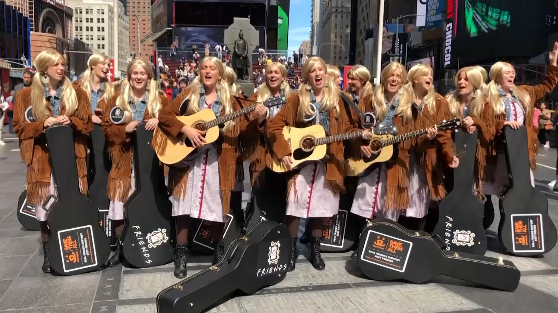 Video. Dozens of Phoebe from Friends look-alikes perform in New York ...
