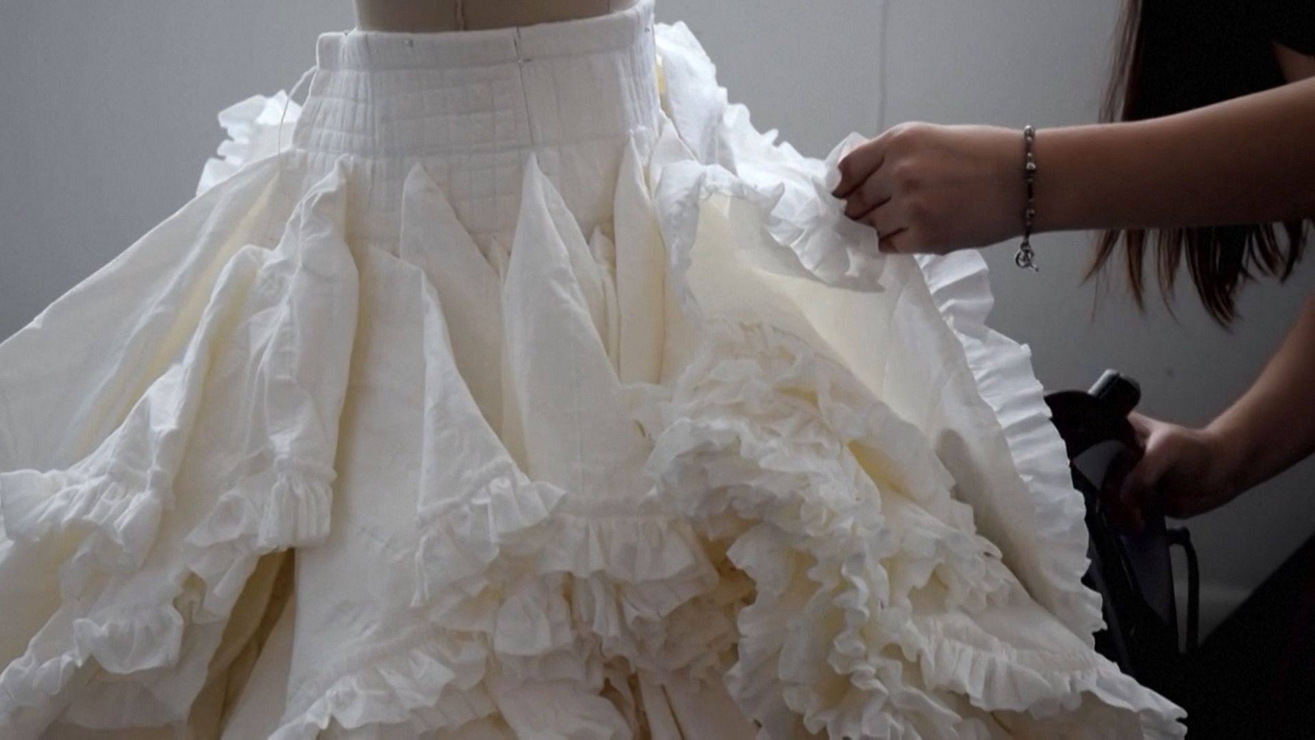 Video. Toilet paper dress contest winner wipes floor with competition ...