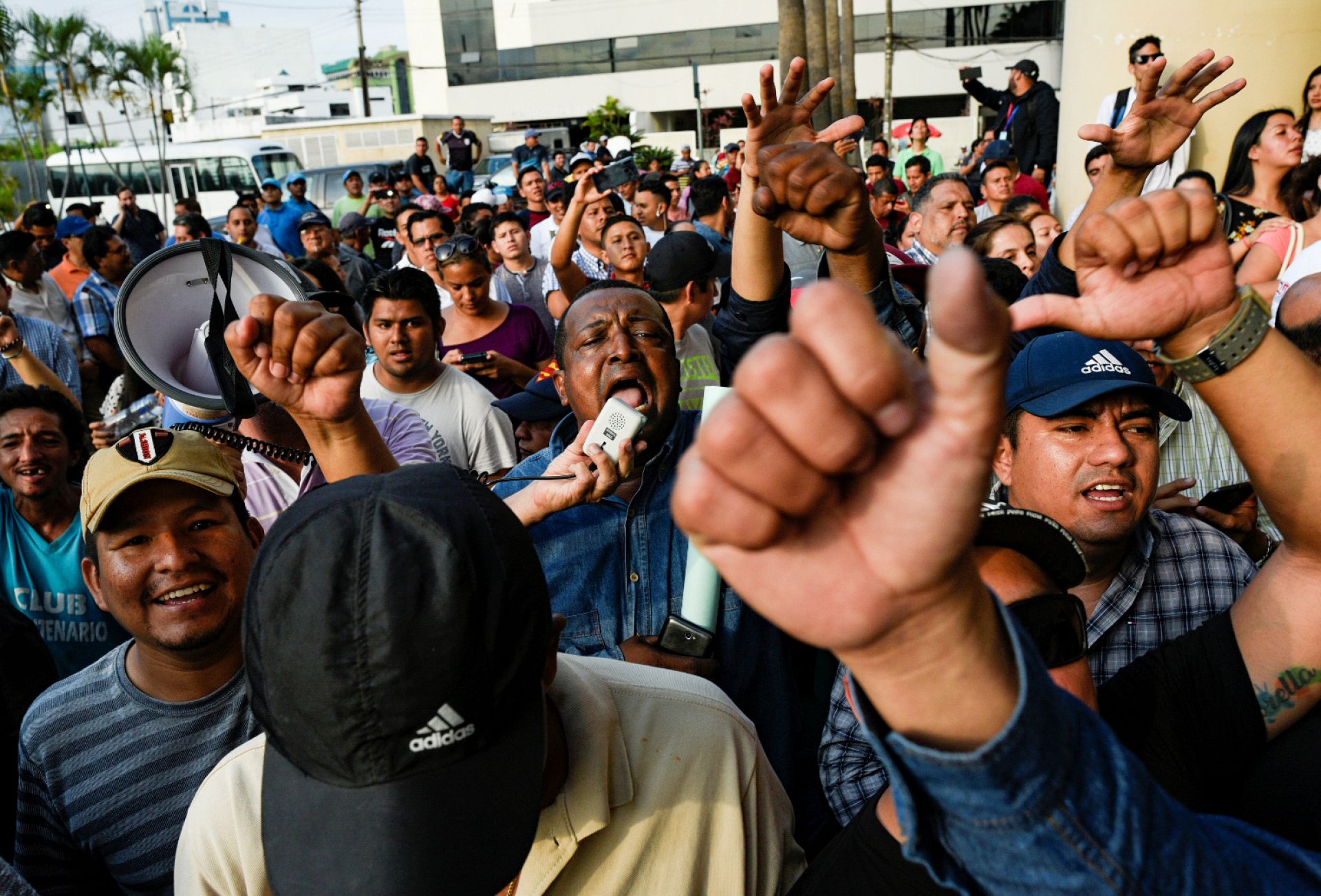 Manifestantes Asaltan El Parlamento De Ecuador Antes Del Gran Paro
