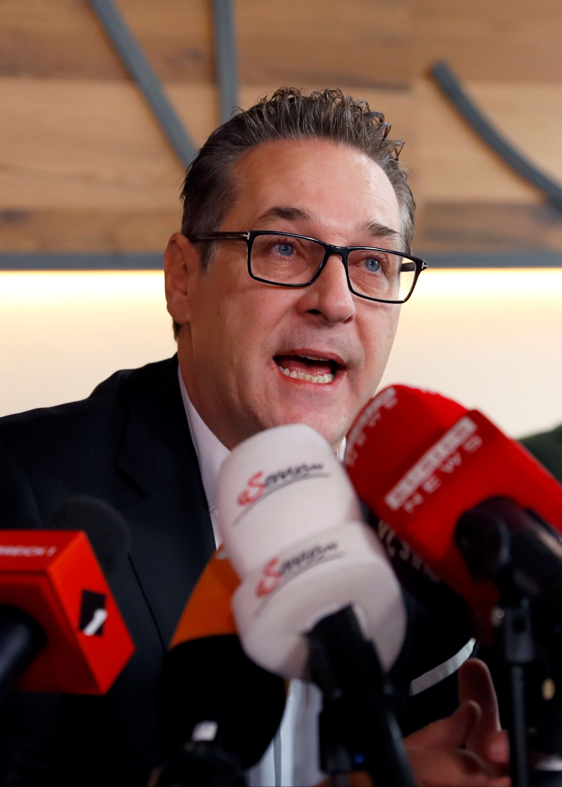 Österreich: FPÖ wirft Frau von Ex-Chef Strache aus der Partei | Euronews