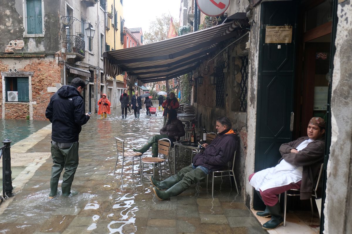 Venice flooding at historic levels during high tide | Euronews