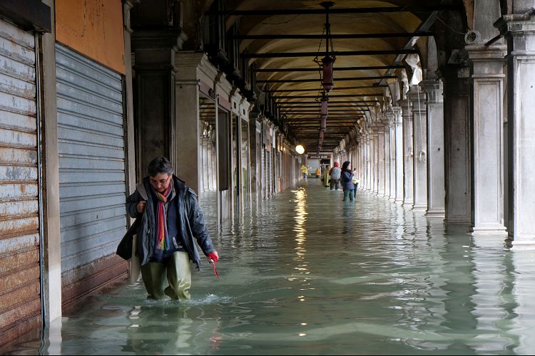 Venice flooding at historic levels during high tide | Euronews