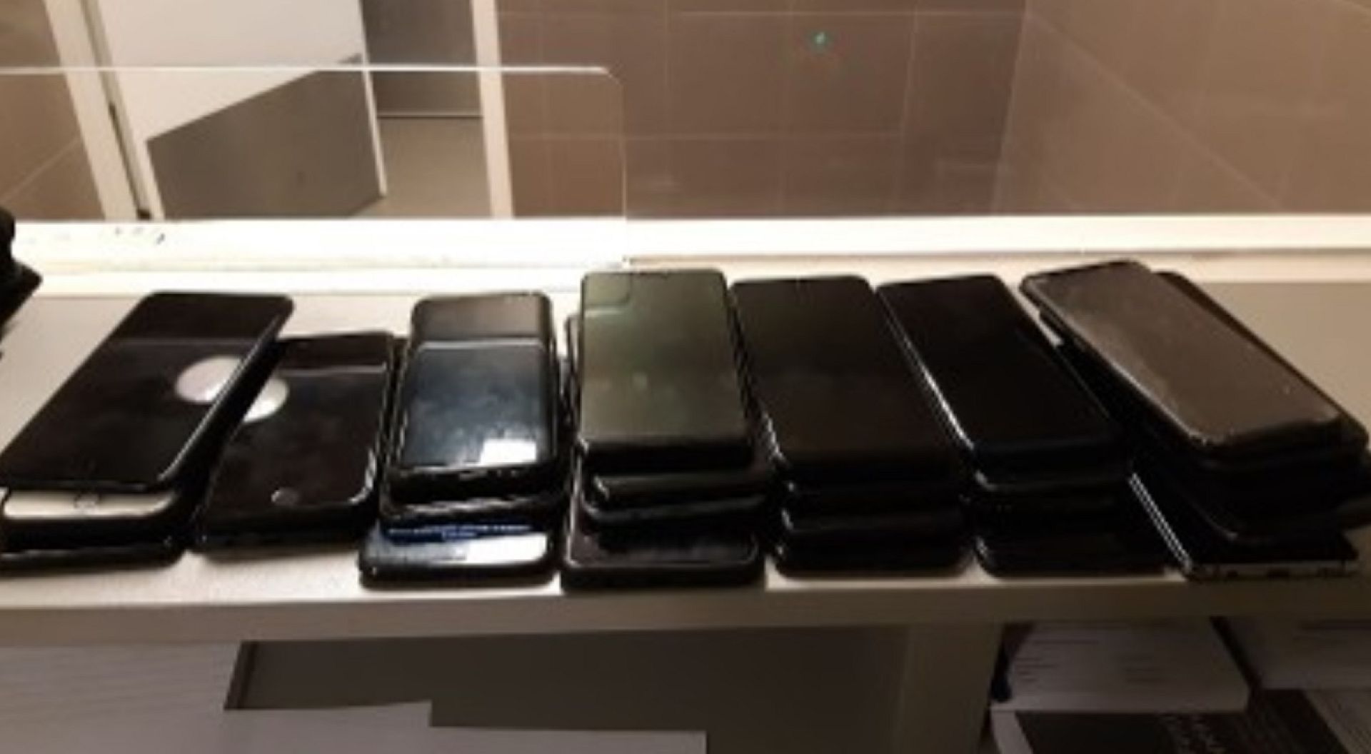 Pickpocket who stole 30 mobile phones in a cell after poor reception ...