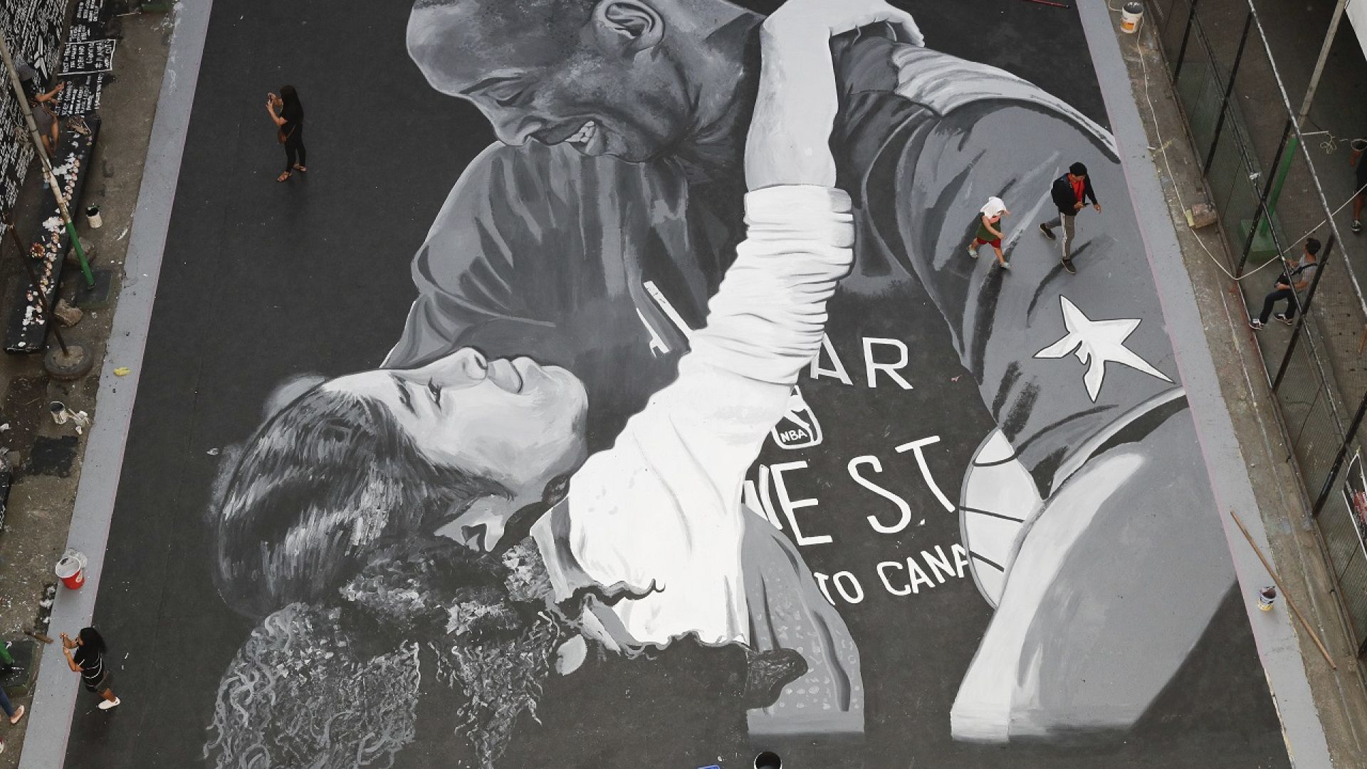 Video. Huge mural in Manila honours Kobe Bryant and daughter | Euronews