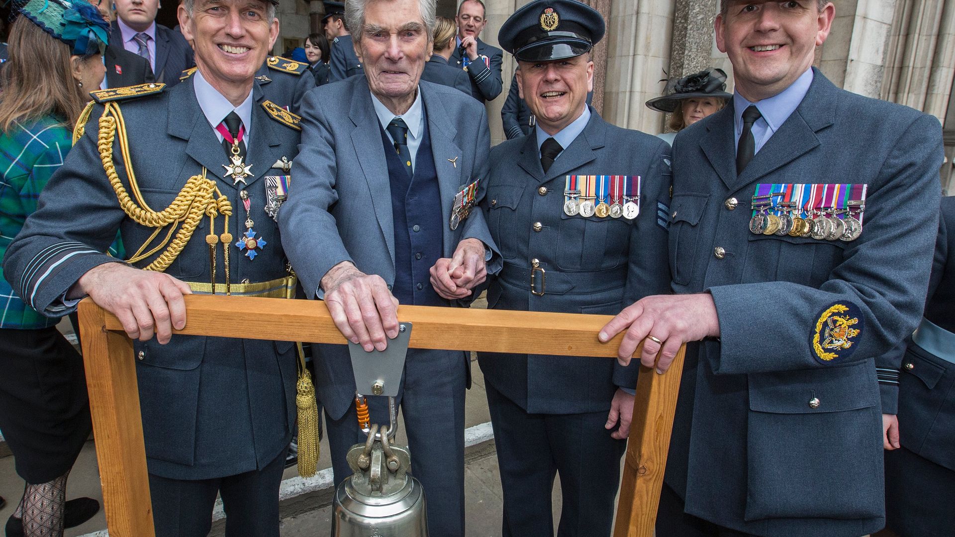 Paul Farnes, the last Battle of Britain flying ace, dies aged 101 ...