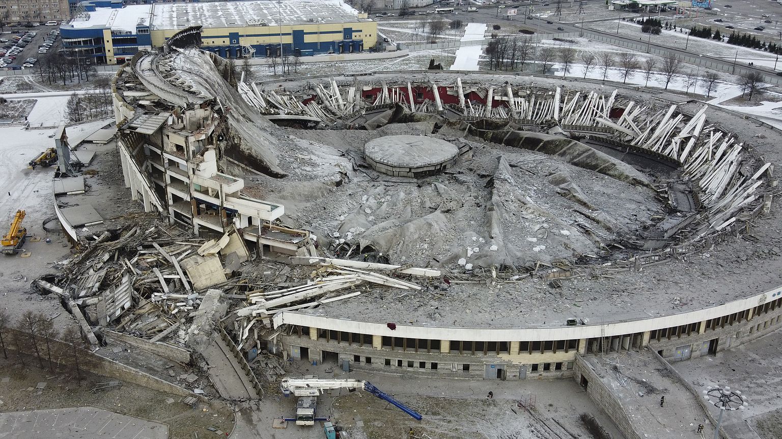 Worker killed after stadium roof collapses in St Petersburg | Euronews
