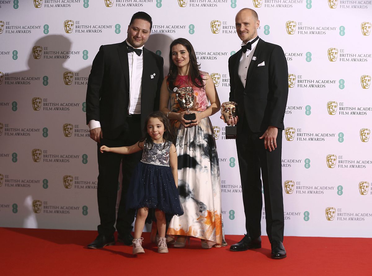 La directora Waad Al Kateab gana el Bafta por su documental grabado en ...