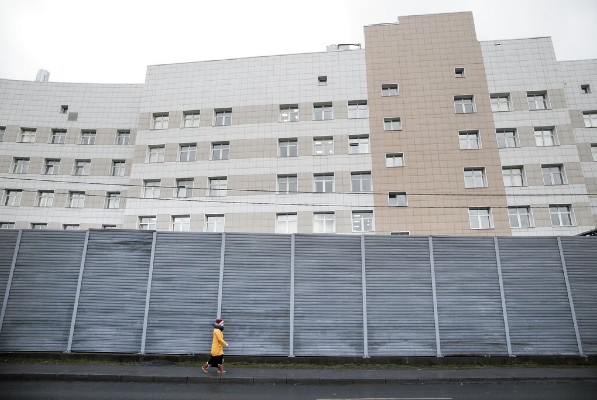 Russian mother escapes quarantine through window of unsanitary hospital ...