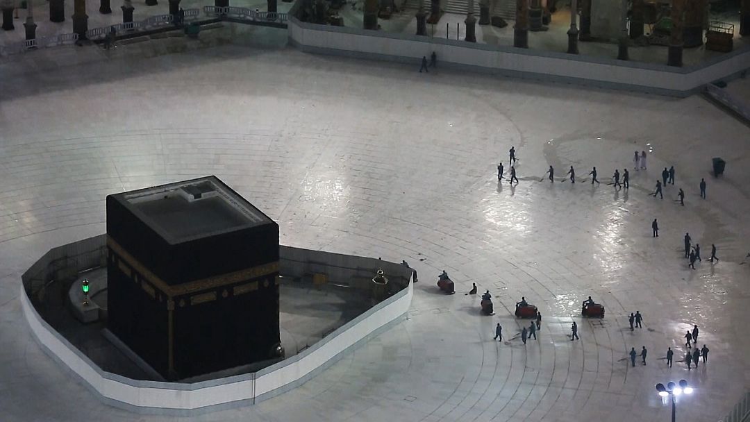 Video. Images of empty space surrounding the Kaaba in Mecca's Grand ...