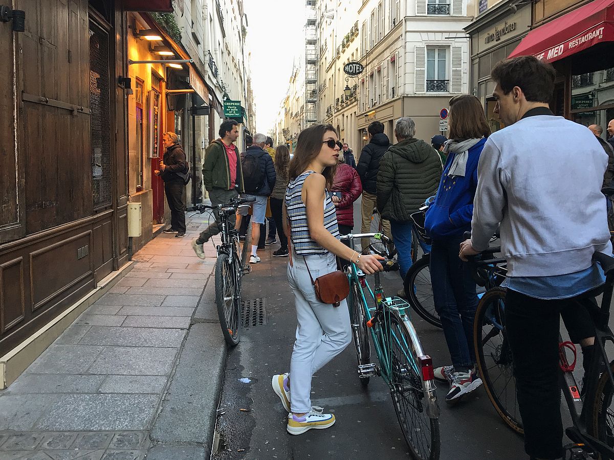 In pictures: Paris streets remain busy despite partial lockdown | Euronews