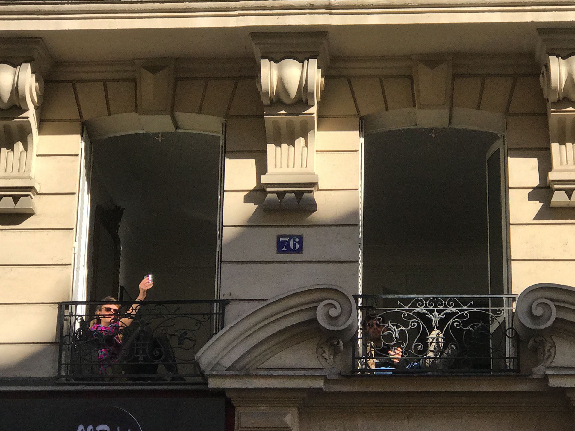 In pictures: Paris streets remain busy despite partial lockdown | Euronews