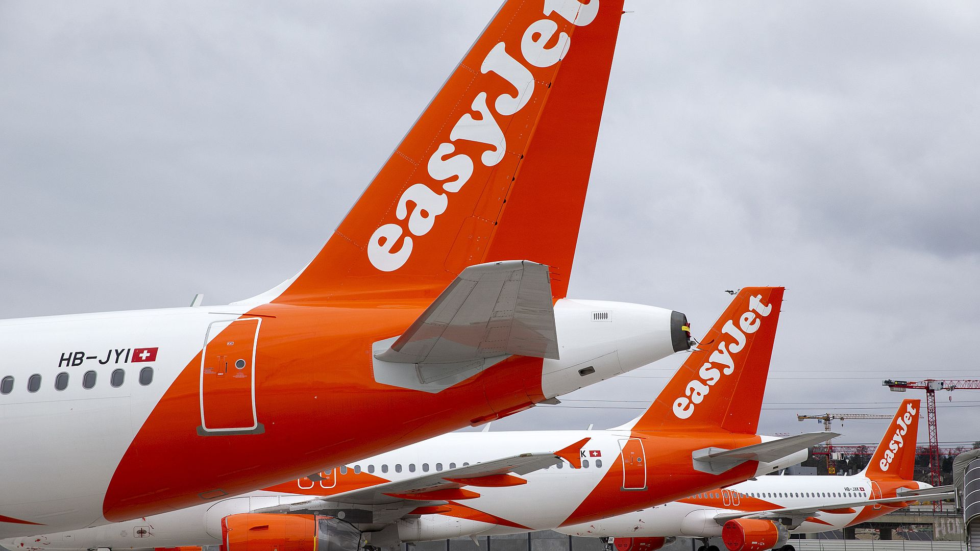 EasyJet's losses ease as airline sees gain in year-end passenger ...