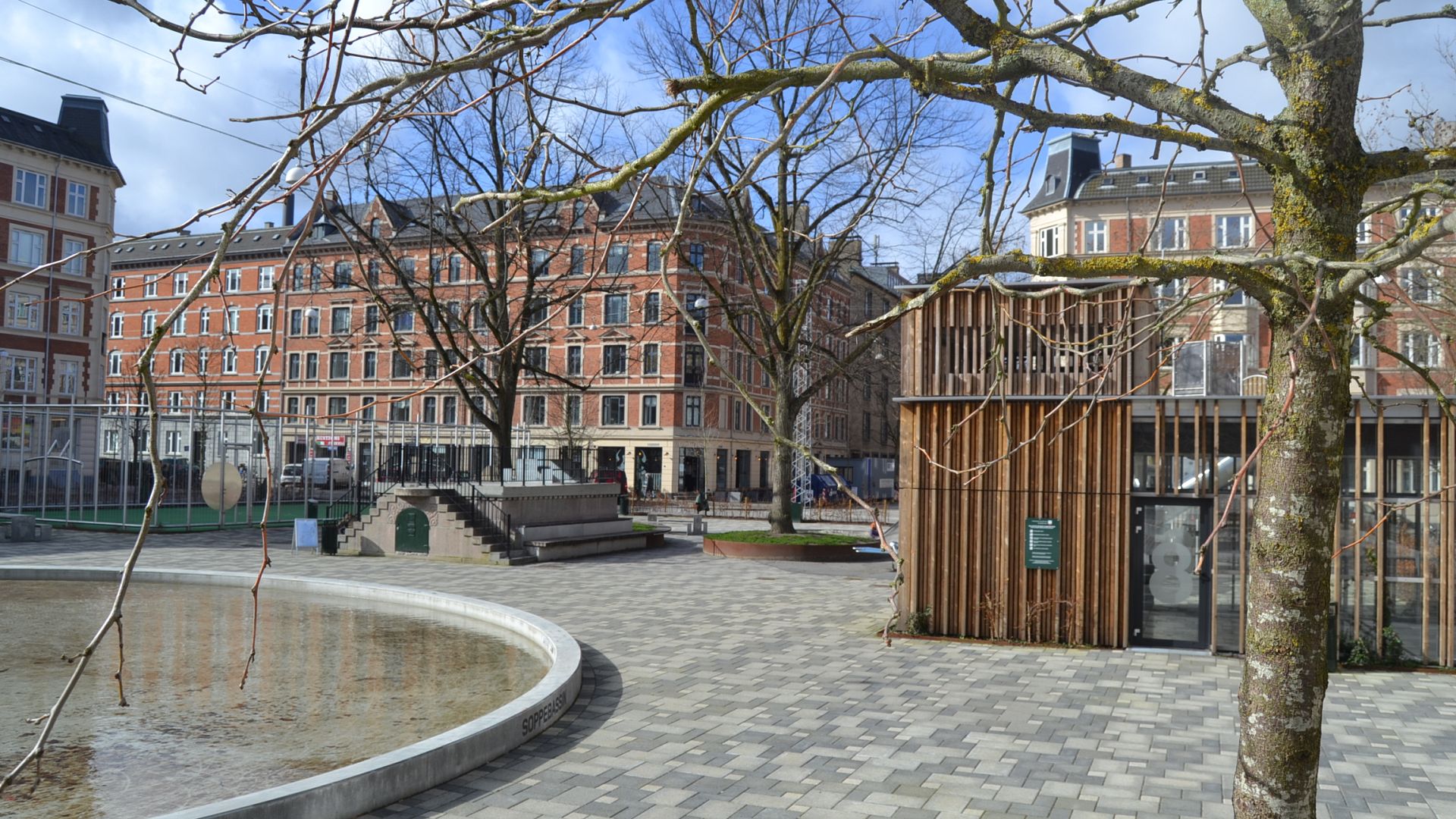 The tiles on this Danish square help tackle air pollution | Euronews