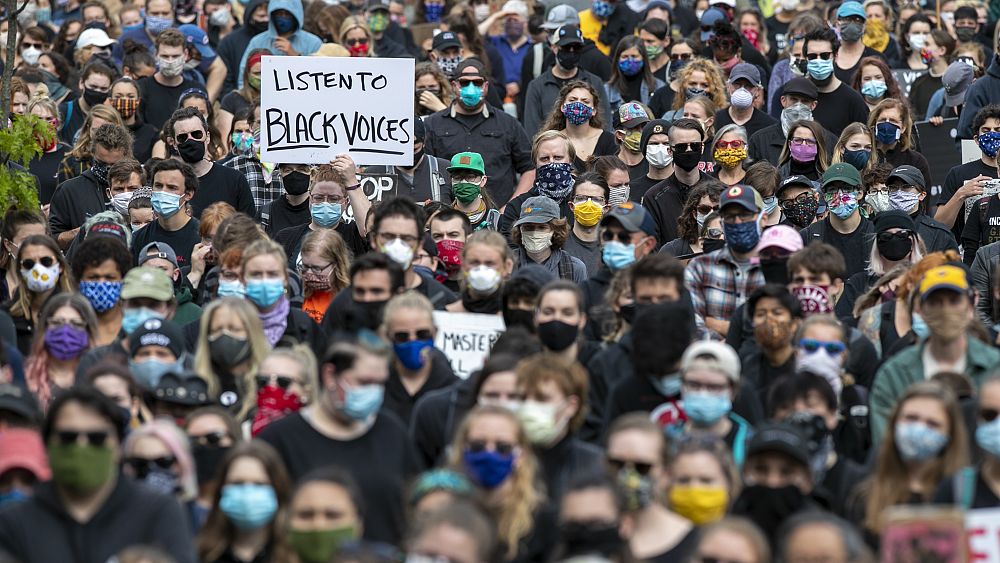 VIDEO : Friedlicher Protest: Mit dem Gesicht auf der Straße | Euronews
