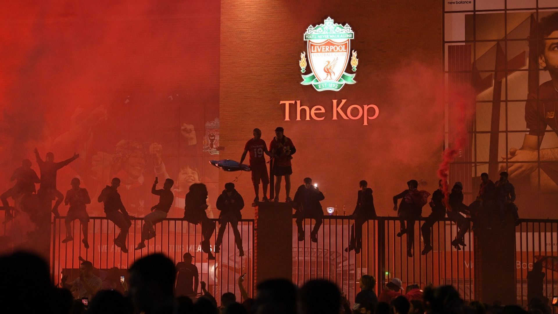 Video. Liverpool fans celebrate team finally lifting Premier League ...