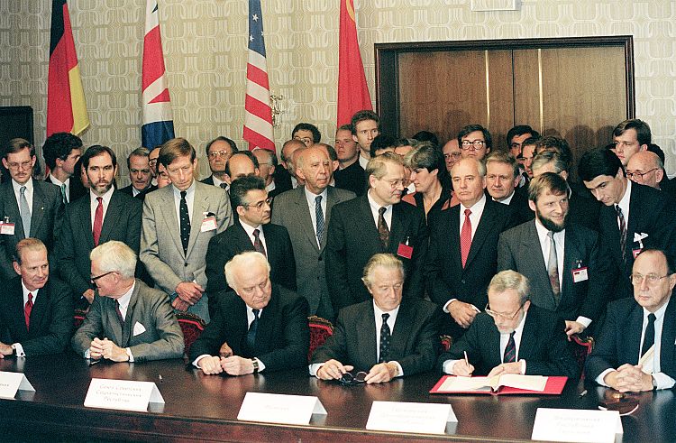 German Reunification: archive pictures show Unity Day as it happened 30 ...